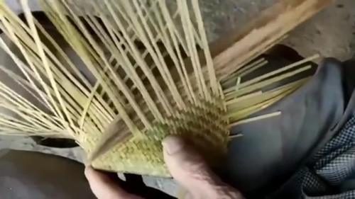 以前农村最实用的簸箕,现在只能把它编小点拿来玩了