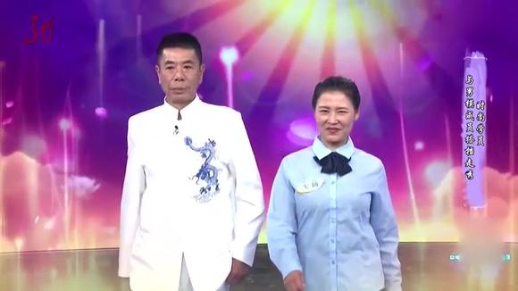 嘉宾现场与大龄男模表演走秀,这气质让人看着都佩服