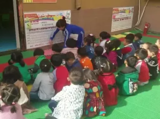 六期阳光礼仪幼儿园签到板总结