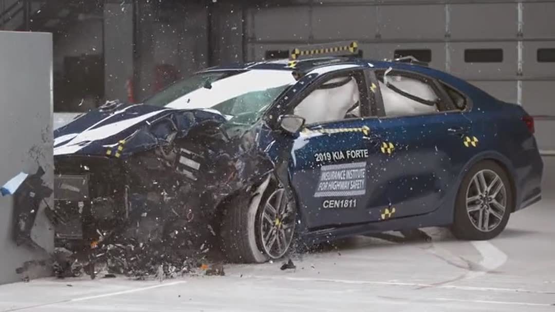 韩系车结实么?伊兰特和福瑞迪碰撞对比来了!