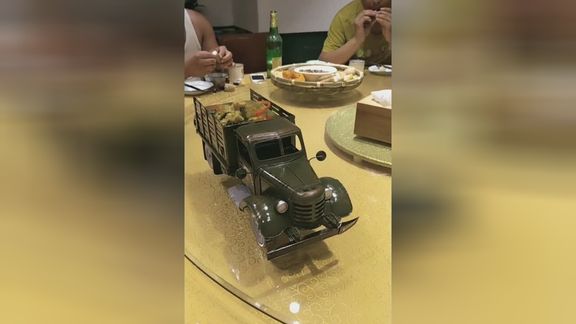 大卡车来装菜,饭店生意难做啊,拼的就是创意!