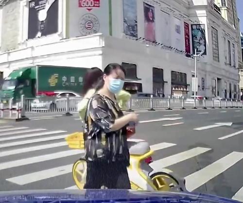 女子被电动车迎面撞到,没有一句责备,挥挥手转身离开