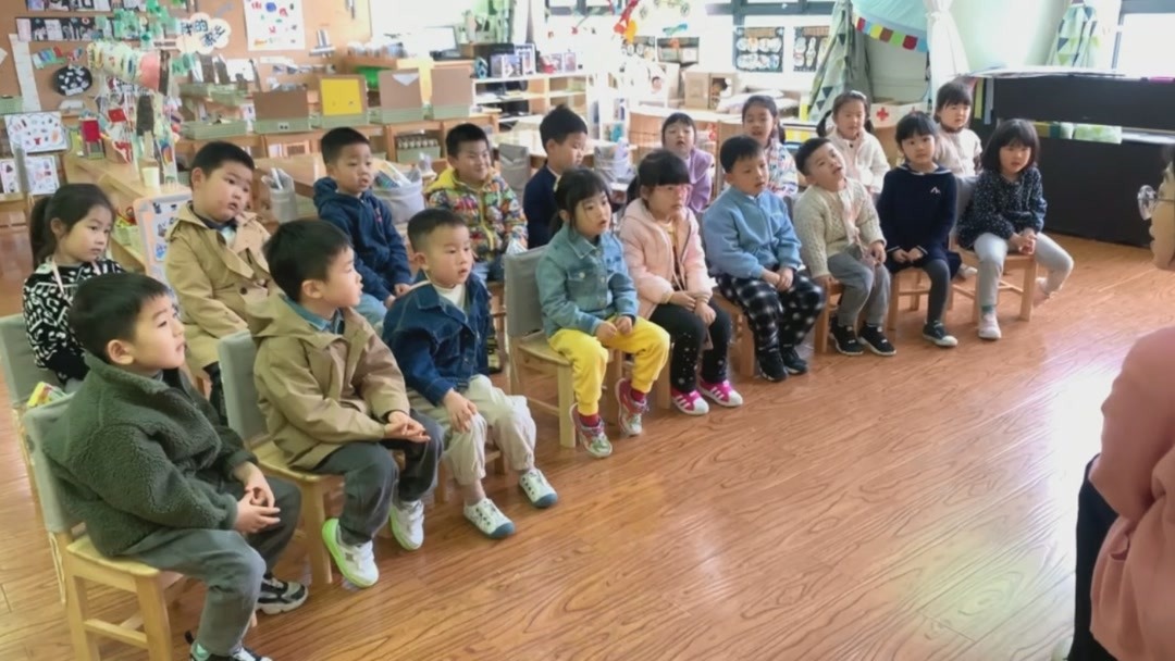 周立飞:中班语言活动《春雨的色彩》