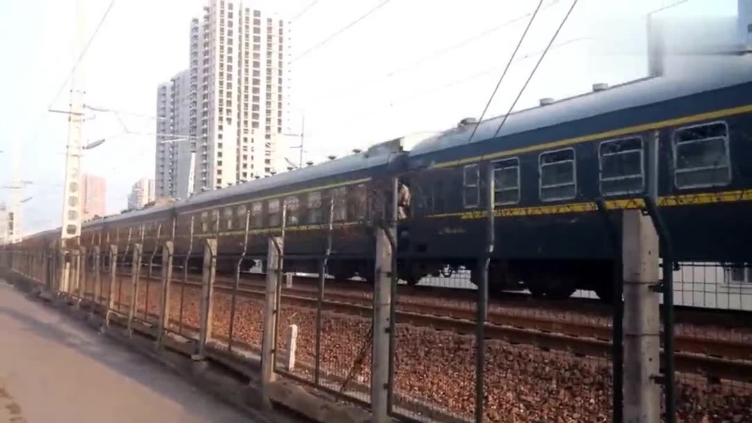 新乡开往长沙的火车HXD3牵引K859次列车进焦作站