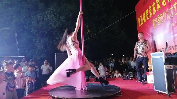身材很好的美女,钢管舞表演