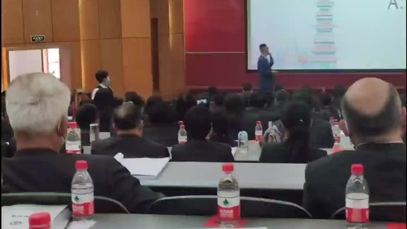 500个人的会议他们排在了一起!缘分啊!