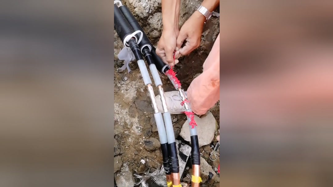 1万伏高压电缆驳接头施工过程,需要胆大心细工龄10年以上的老师傅...
