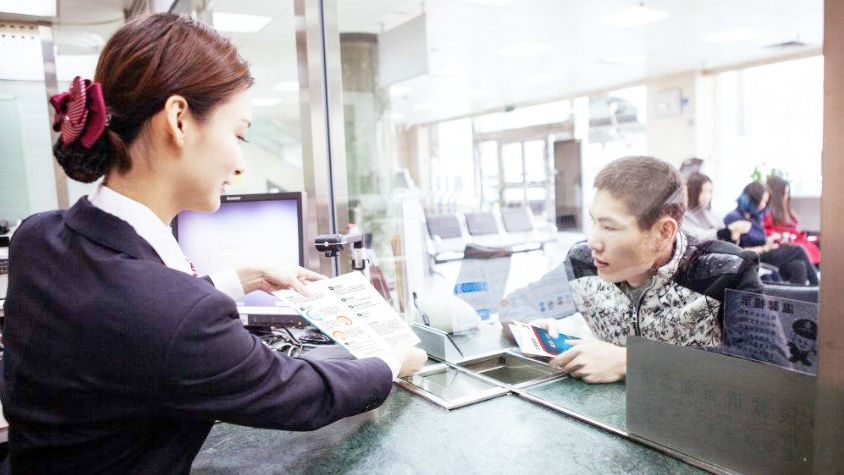 为什么去银行办卡时,工作人员会推荐开手机银行?背后是有原因的