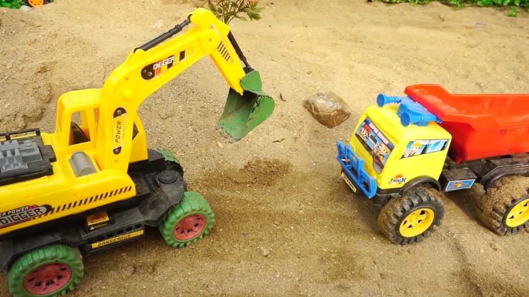 车车玩具世界 第16集 警车翻车工程车来救援