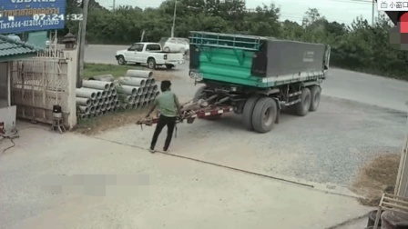 男子倒车, 半挂拖挂, 恐怖拍下惊魂一幕