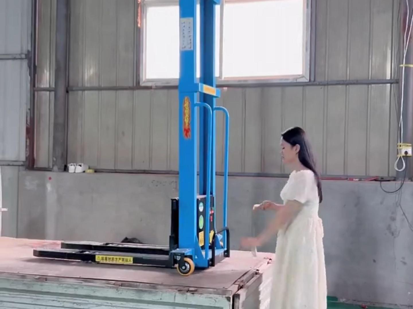 女博士发明电动随车叉车,有效解决叉车搬运问题