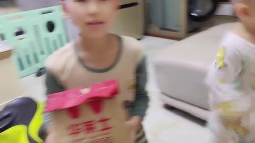 四个孩子的家庭吃完饭还要求吃汉堡,养他们真的是费钱费时间