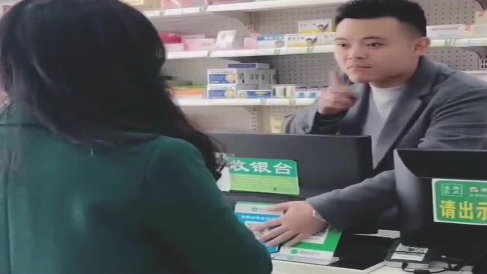 小哥哥为了赚点零花钱把微信二维码贴舌头上!太逗了