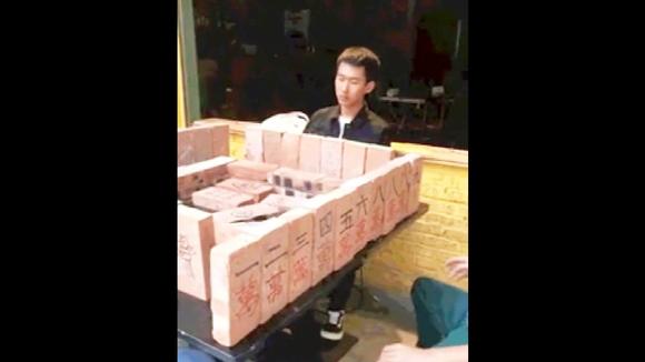 搞笑进行时:这副麻将可以砖治老千