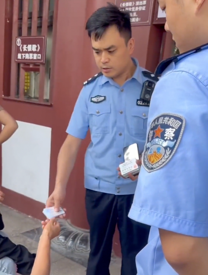 黄牛公然坐景区售票口前排抢票,民警现场截下,现场鼓掌叫好