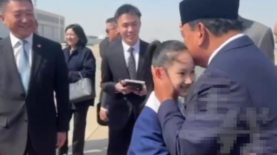 印尼当选总统抵京访华,与小学生代表亲切交流行贴面礼