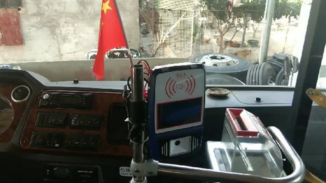 今天全部车更换了,刷卡机插着一根国旗太帅了,开车有安全感!