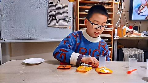 小学生用水和小苏打,玩调色大师的游戏,蓝色瞬间变紫色,很好玩