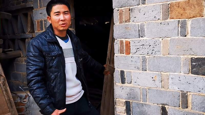 小伙用2800元租的房子,打算年后规模化养殖,今天带老婆来视察