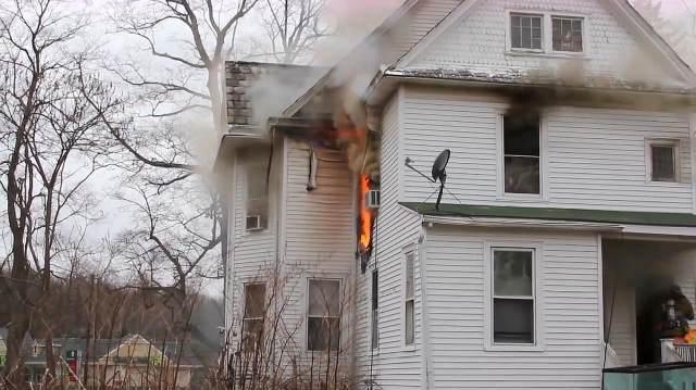 因为电器短路造成火灾,消防赶来的时候,火势已经冒出窗户了