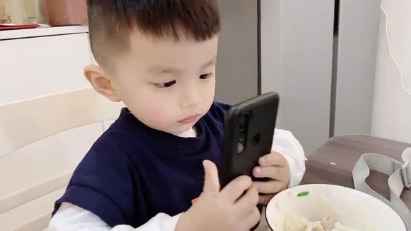 我家小朋友喜欢看的动画片是挖土机.汪汪队.连吃饭都不放过ߤ�.那...