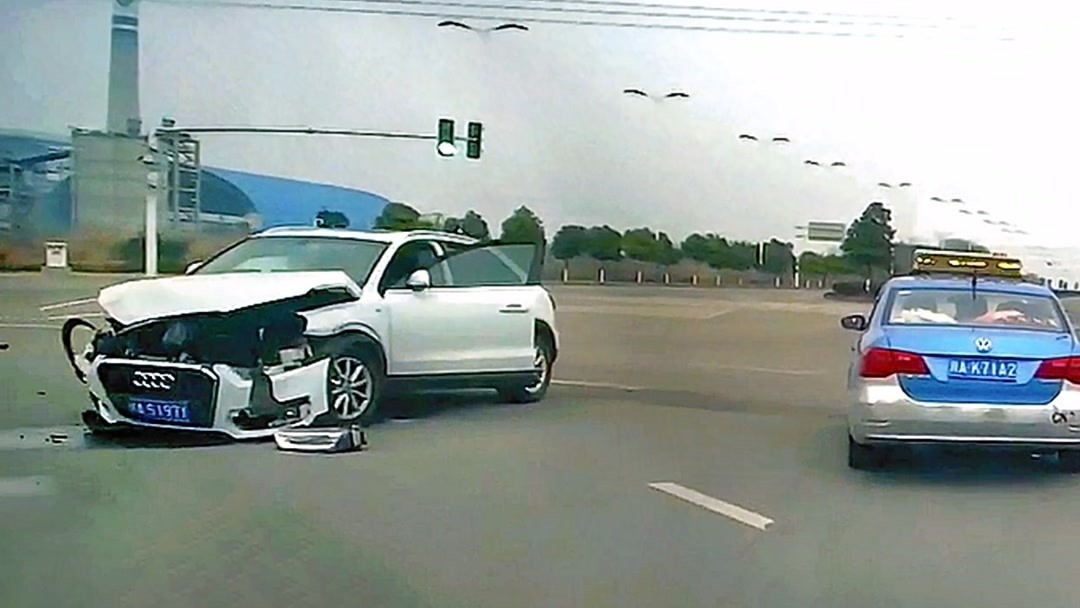 交通事故合集:红绿灯路口跟车太近,可怜了宝马的刹车灯