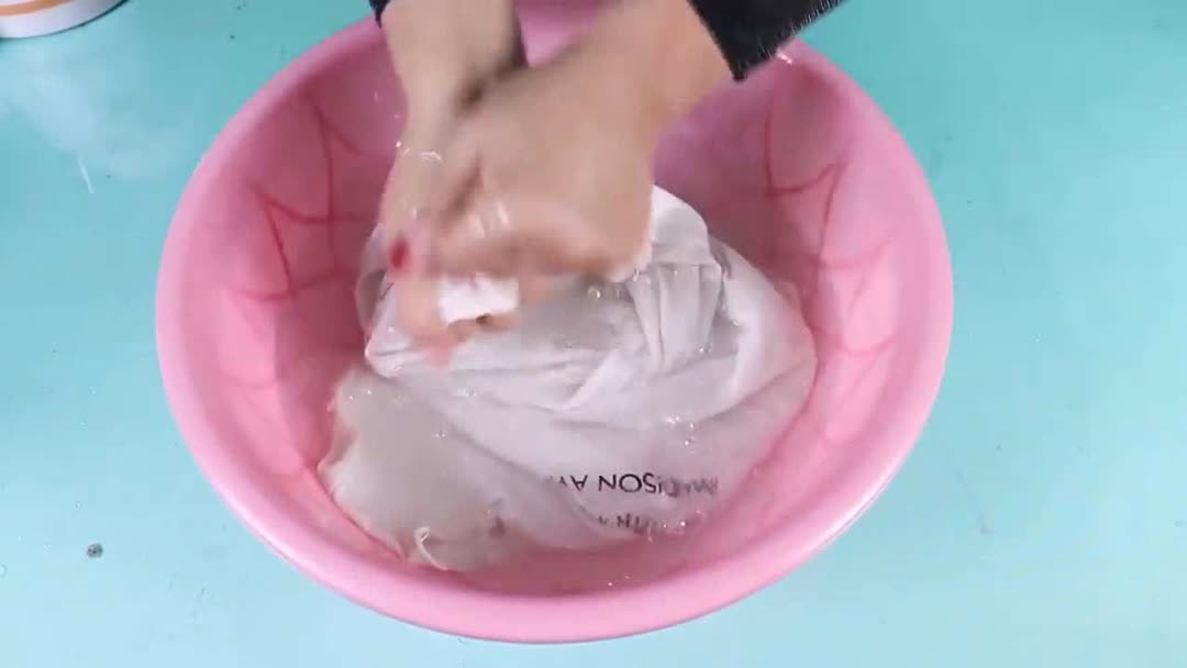 存放的衣服发霉怎么办?教你一个小方法,霉点斑点轻松洗掉