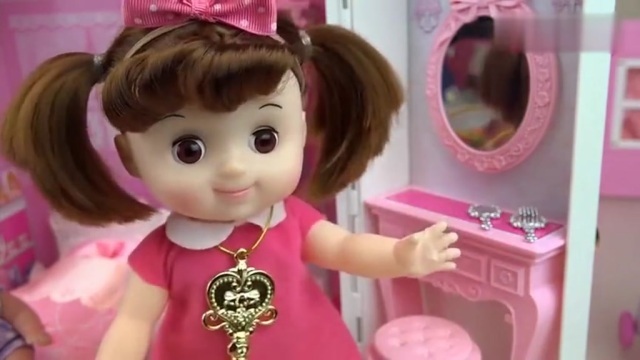 芭比娃娃帮小宝宝换上了新的衣服