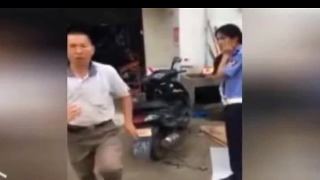 实拍男子被查当街殴打女交警