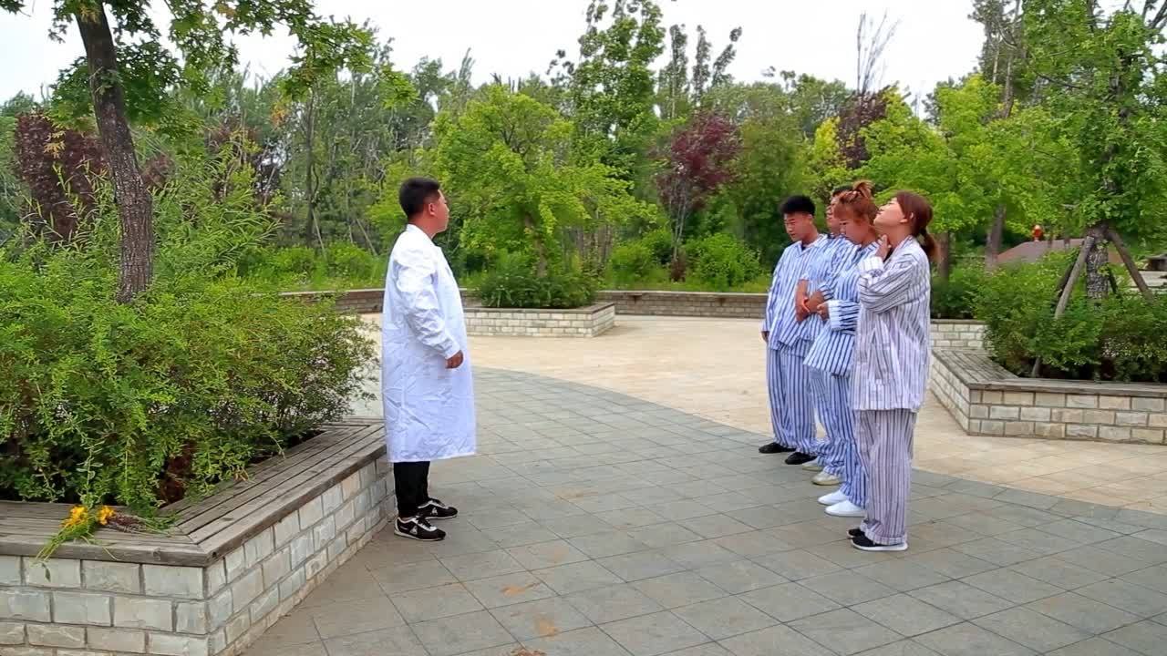 院长问精神病,病情好的怎么样了,没想回答的一个比一个搞笑