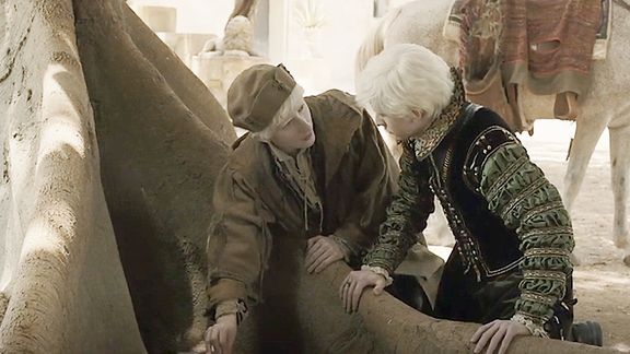 两小伙同一时间出生,长得一模一样,就连各自的妈妈也分不清