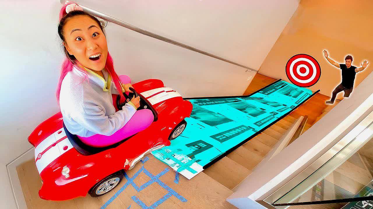 老外家中自制滑梯,滑下去的瞬间,玩得相当带劲!