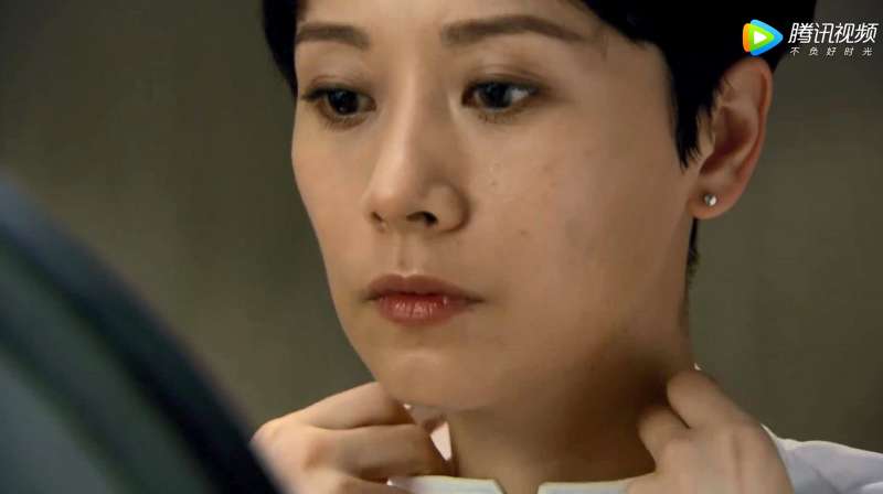 后厨:这就是行政总厨,仪容仪表都非常重要,工作服也要仔细穿好