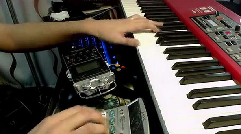 计算器配合钢琴弹奏周杰伦经典曲,你能听出几首?