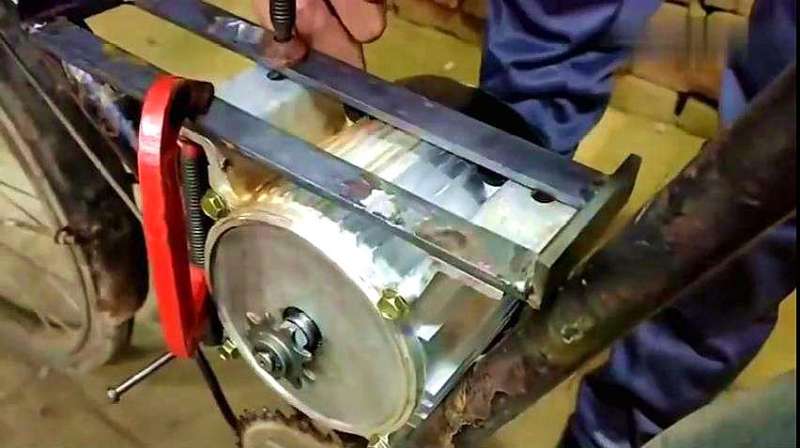 二八自行车已经过时了,他给装上电机改造成电动车,这效果无敌了