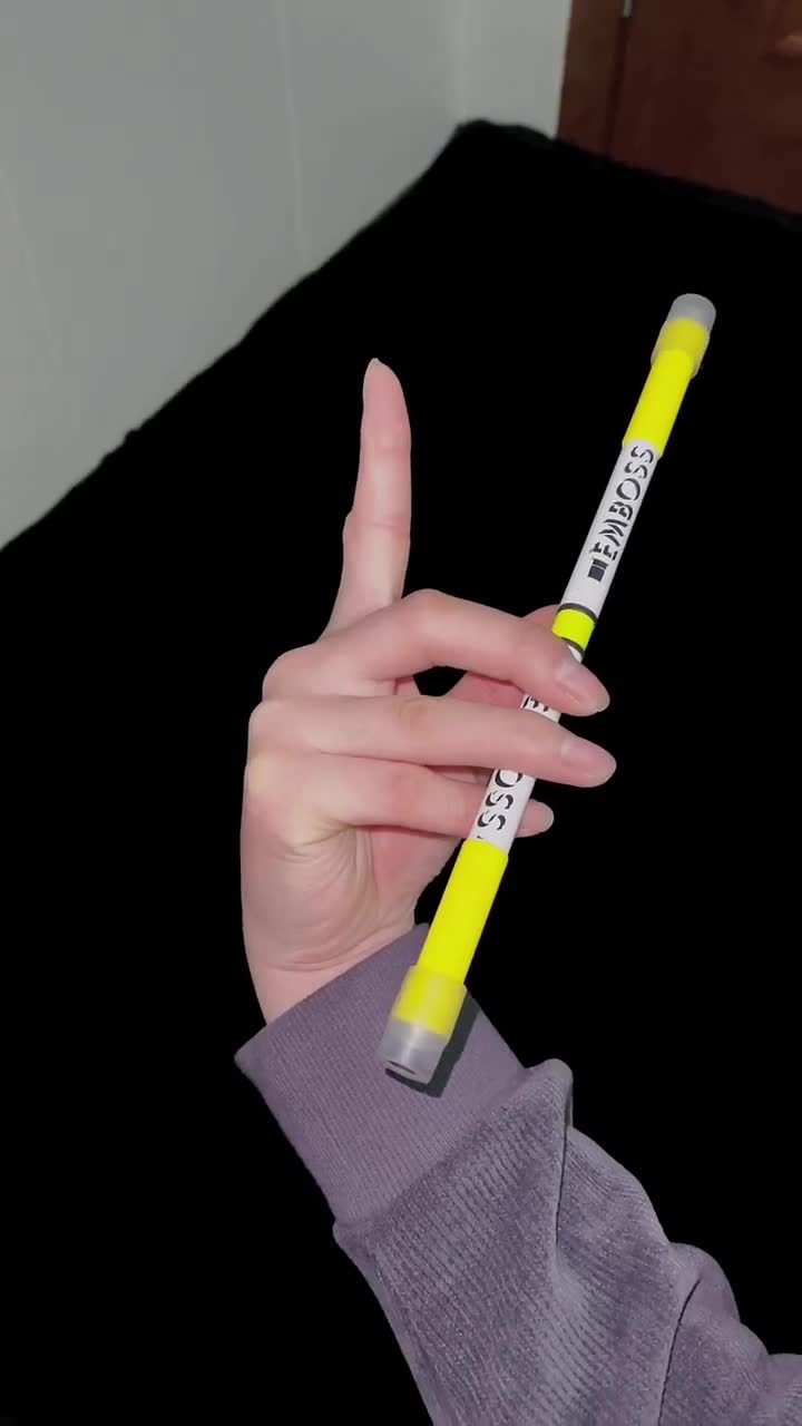 教大家一个简单炫酷的转笔招式