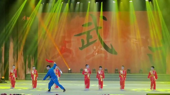 校园武术队登上表演舞台