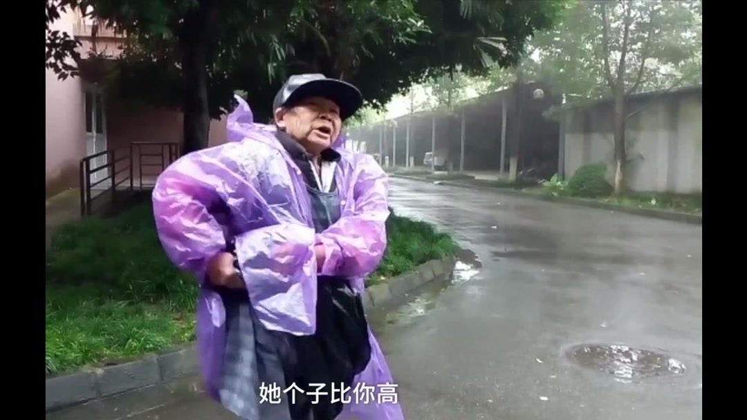 她垃圾池外贴表情包,让同学别乱扔