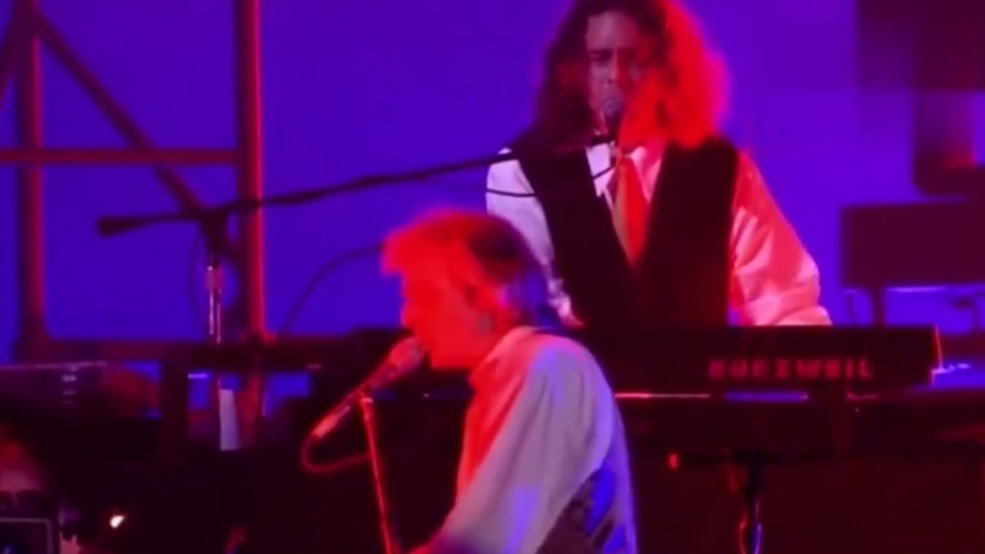 教科书级的华丽舞台效果,震撼到爆炸的solo,精彩绝伦的现场!