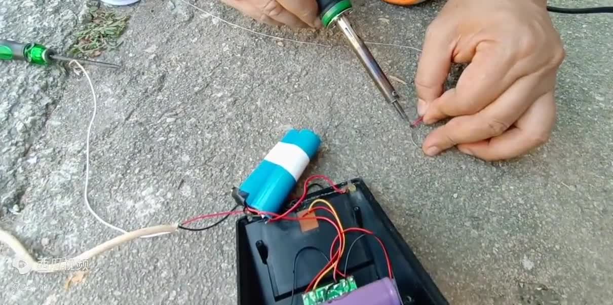 将乡下的太阳能灯改装造一下,增加3块太阳能板和2个18650电池