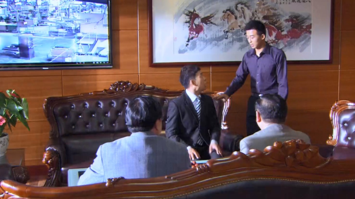 新厂长和客户谈价格,属下提醒最多优惠百分之五,新厂长:十五!