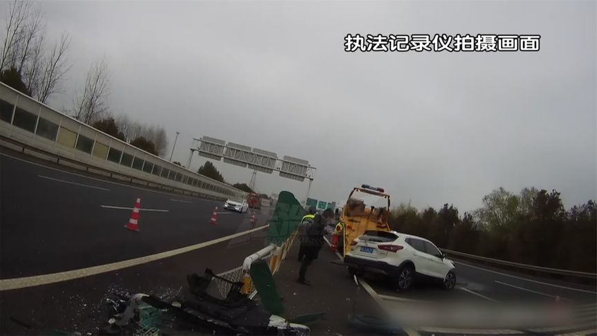 长途驾车打瞌睡 高速公路撞护栏