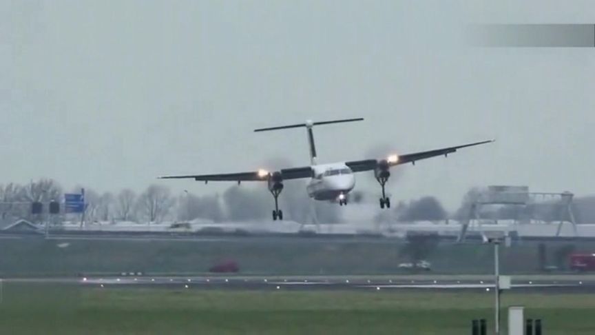 小型客机一次危险的大风降落,真替飞机上的乘客担心