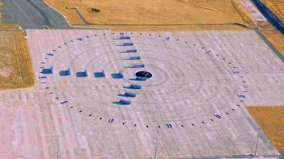 老外开14辆卡车模拟钟表,运行24小时,秒针那位难道不会晕吗?