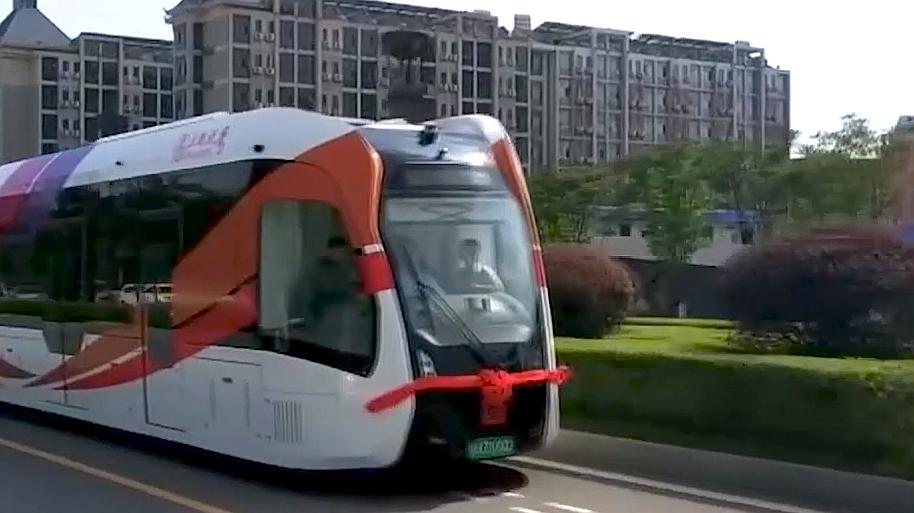 中国首辆“无轨列车”诞生!在马路上也能跑,以后不坐地铁了