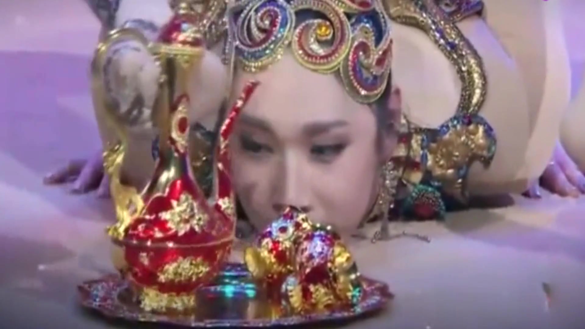 美女表演柔术《西域传说》,评委尖叫声不断,太惊艳了!