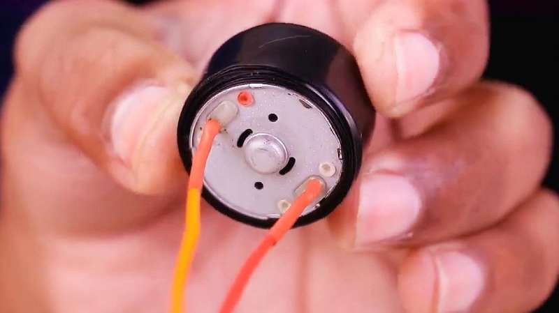 用大号注射器DIY手持小风扇,没想到换个头就是一台砂轮机