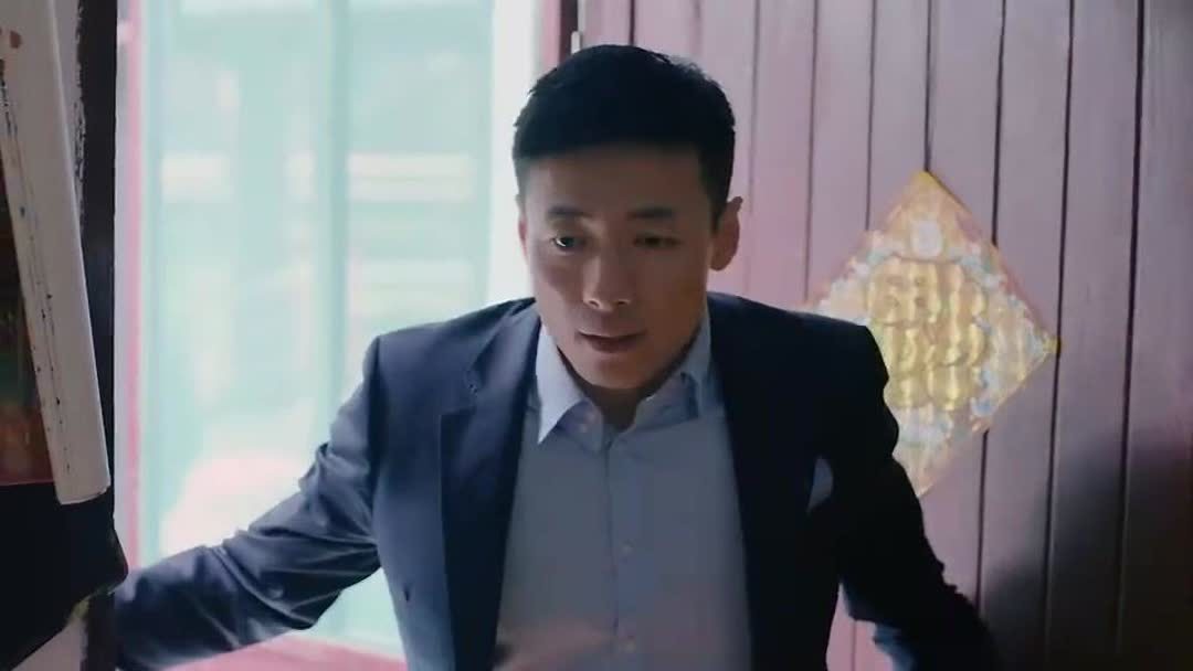 女友电话打不通,老总来到门前发现门没关,推门进去傻眼了