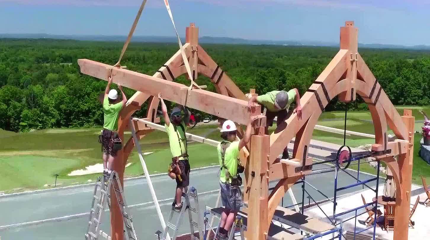 实木凉亭搭建过程,别看就几根木头,这个价格肯定不便宜!