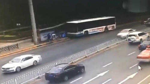 大客车朝着人群撞来,7人瞬间被夺走了心跳,监控拍下车祸全过程